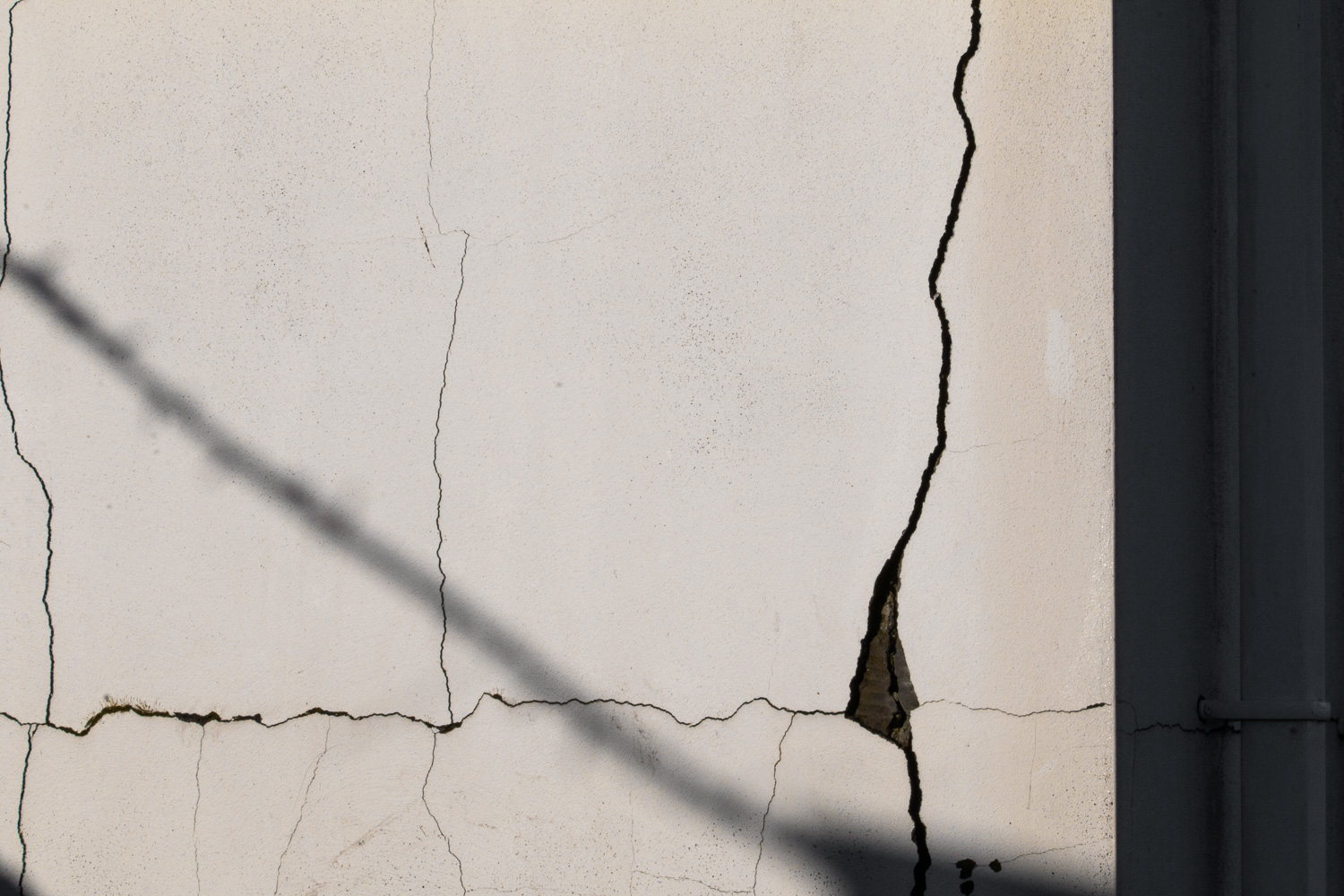 Mica and pyrite cracked wall services from Drypex
